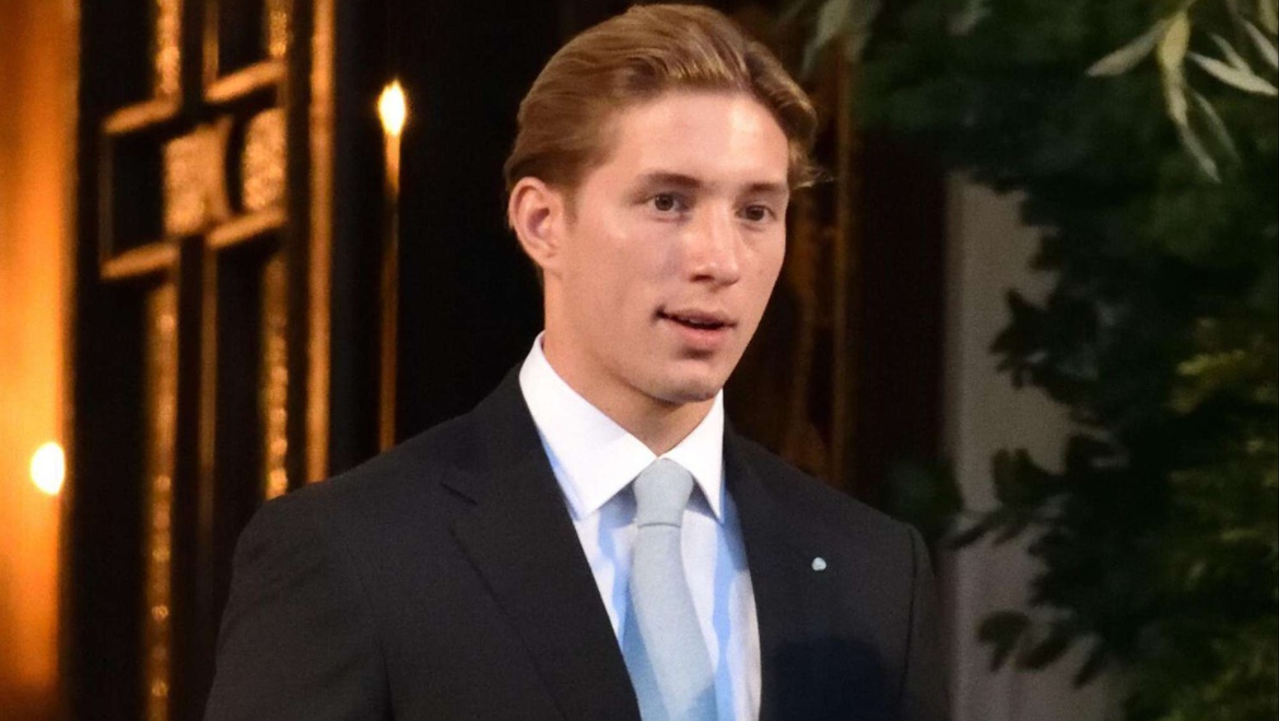 Κωνσταντίνος Αλέξιος: Φωτογραφίζεται φορώντας μόνο το μαγιό του, πάνω ...